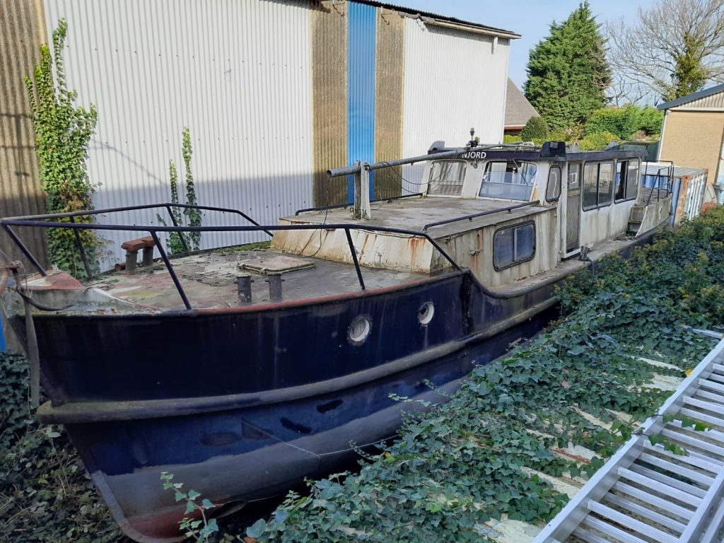 Verlaten boten afvoeren Rotterdam - First Harbour Impressions